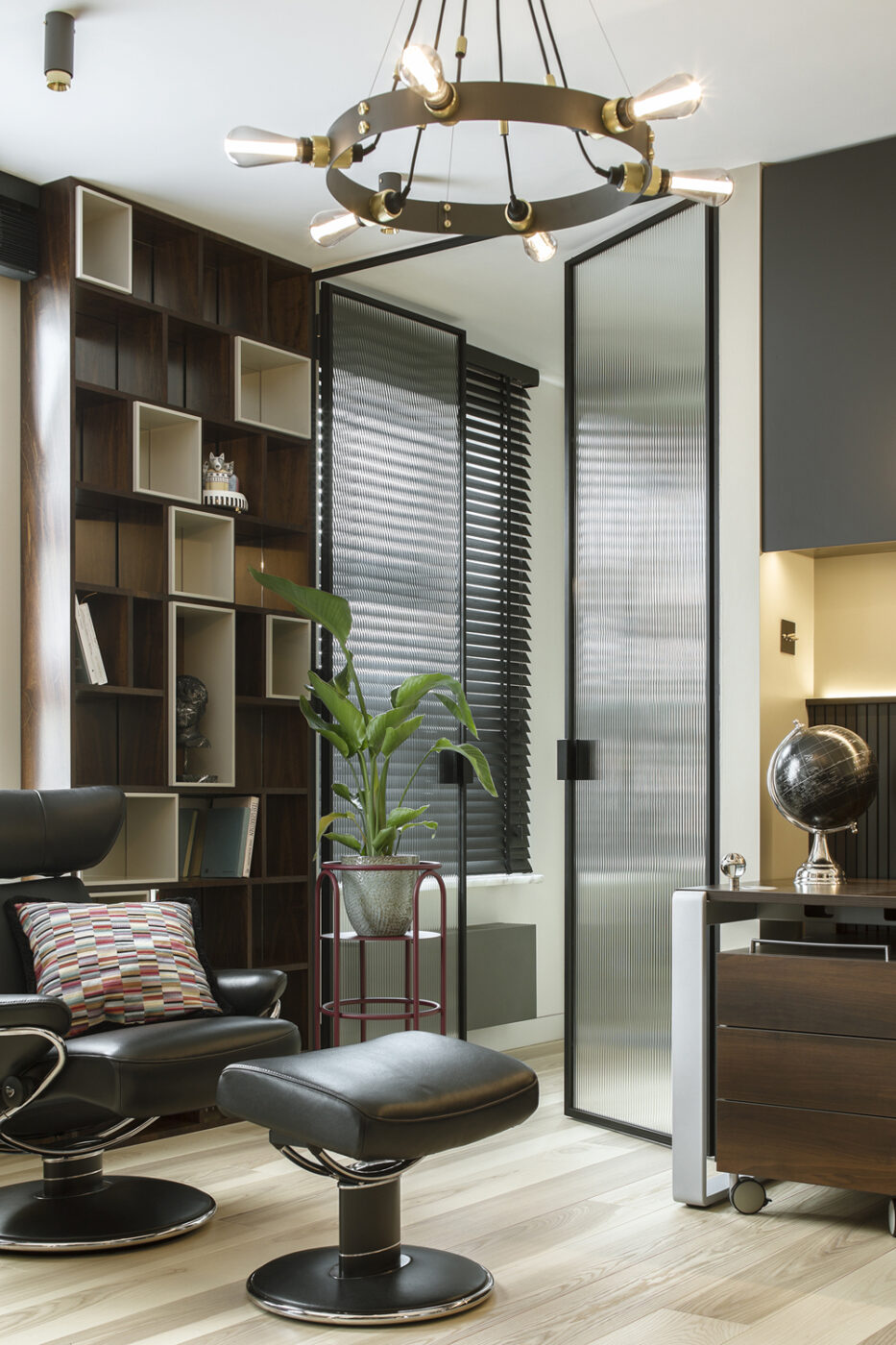 130-metrowy stonowany apartament w Stolicy Hola Design