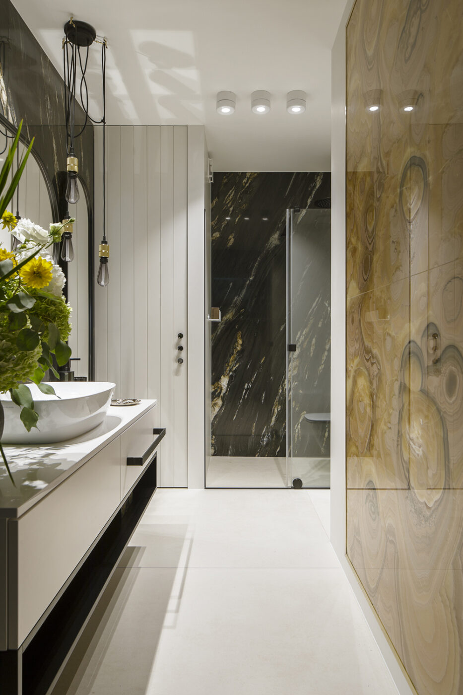 130-metrowy stonowany apartament w Stolicy Hola Design